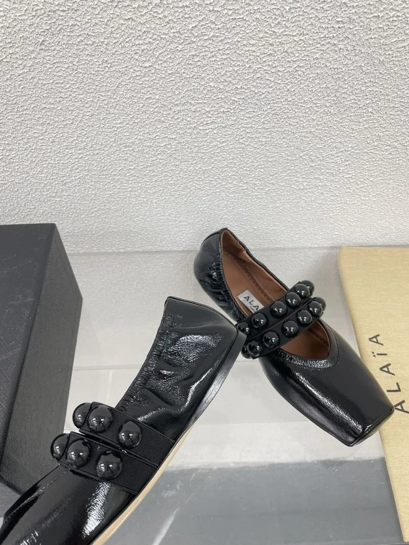 Accurate model Alaia Shoes