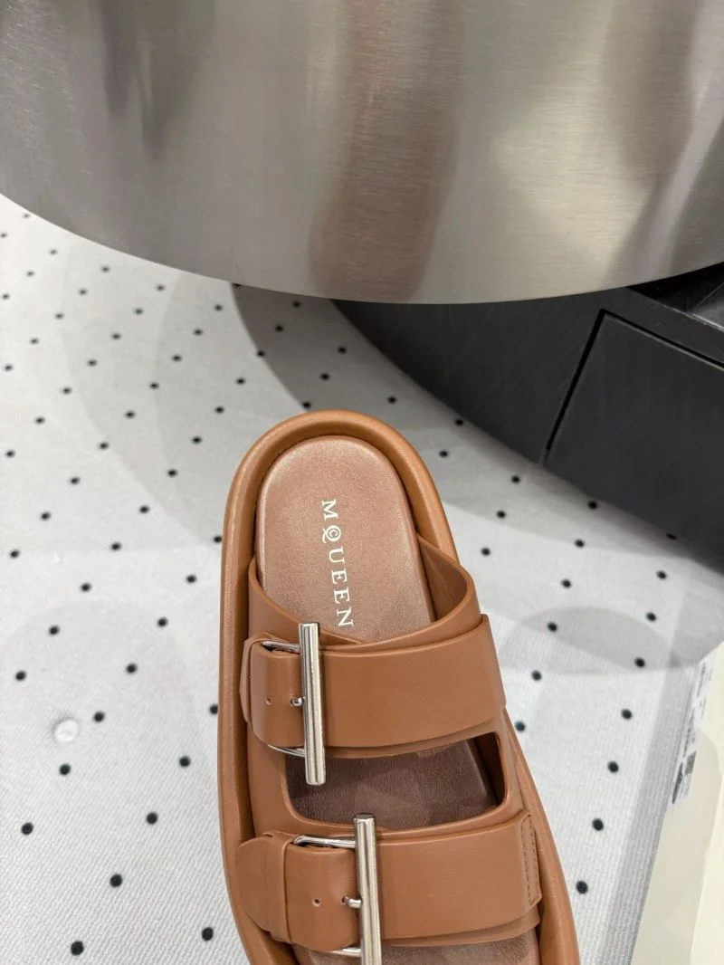 Accurate model Alexander Mcqueen Slippers