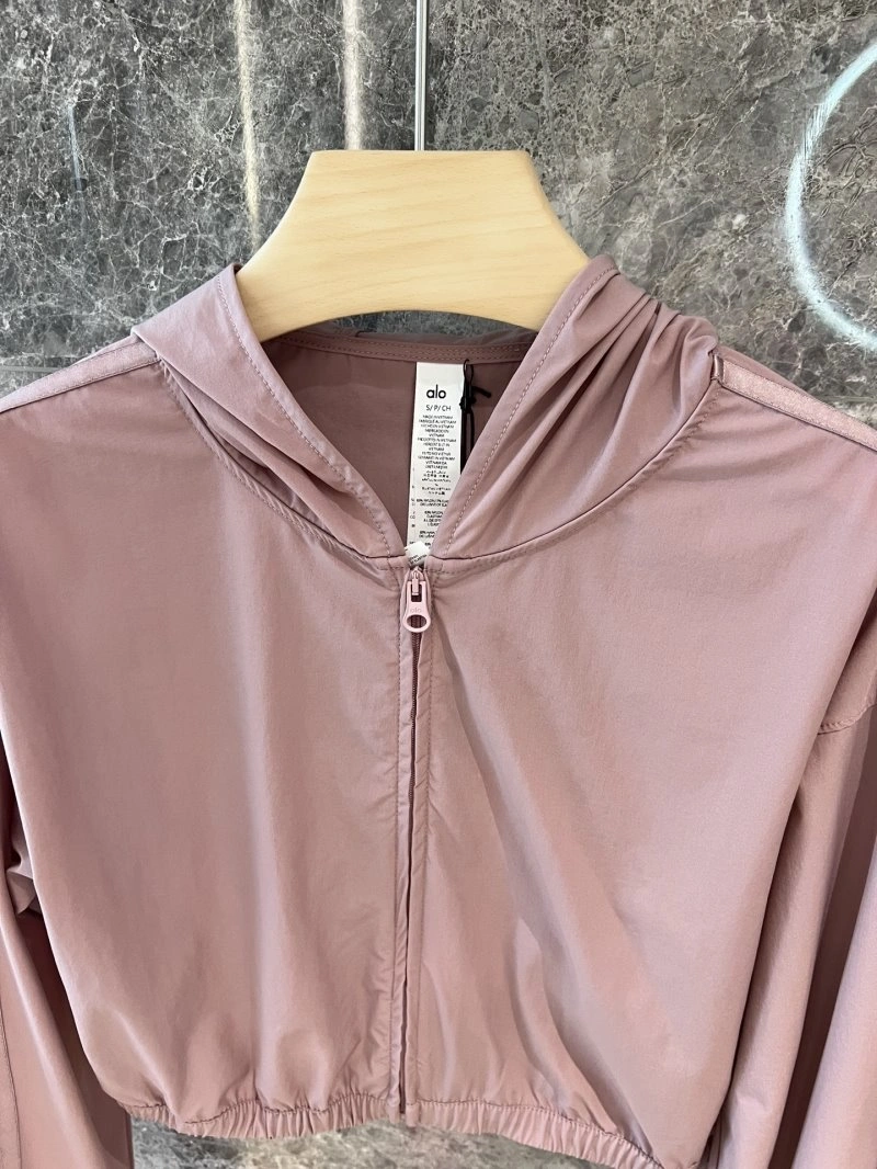 Low-cost Alo Outwear