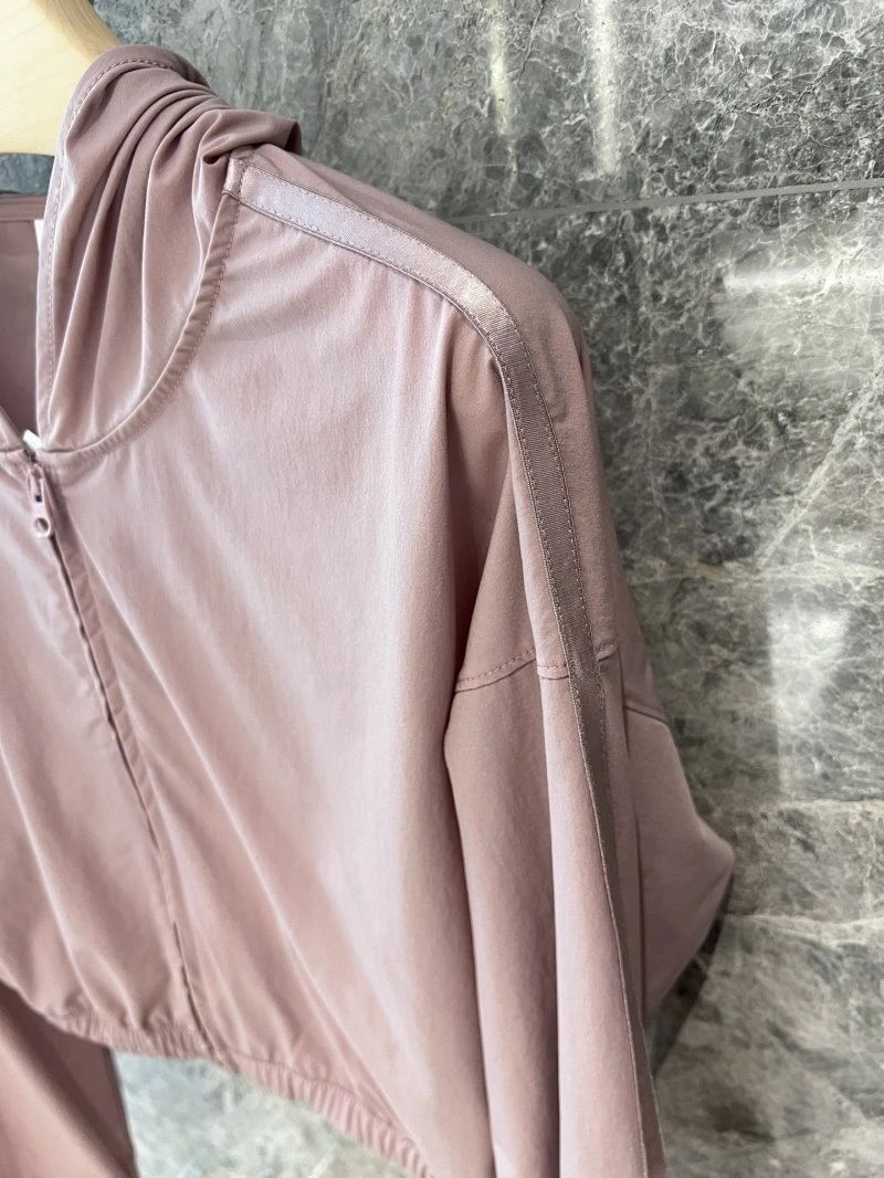 Low-cost Alo Outwear