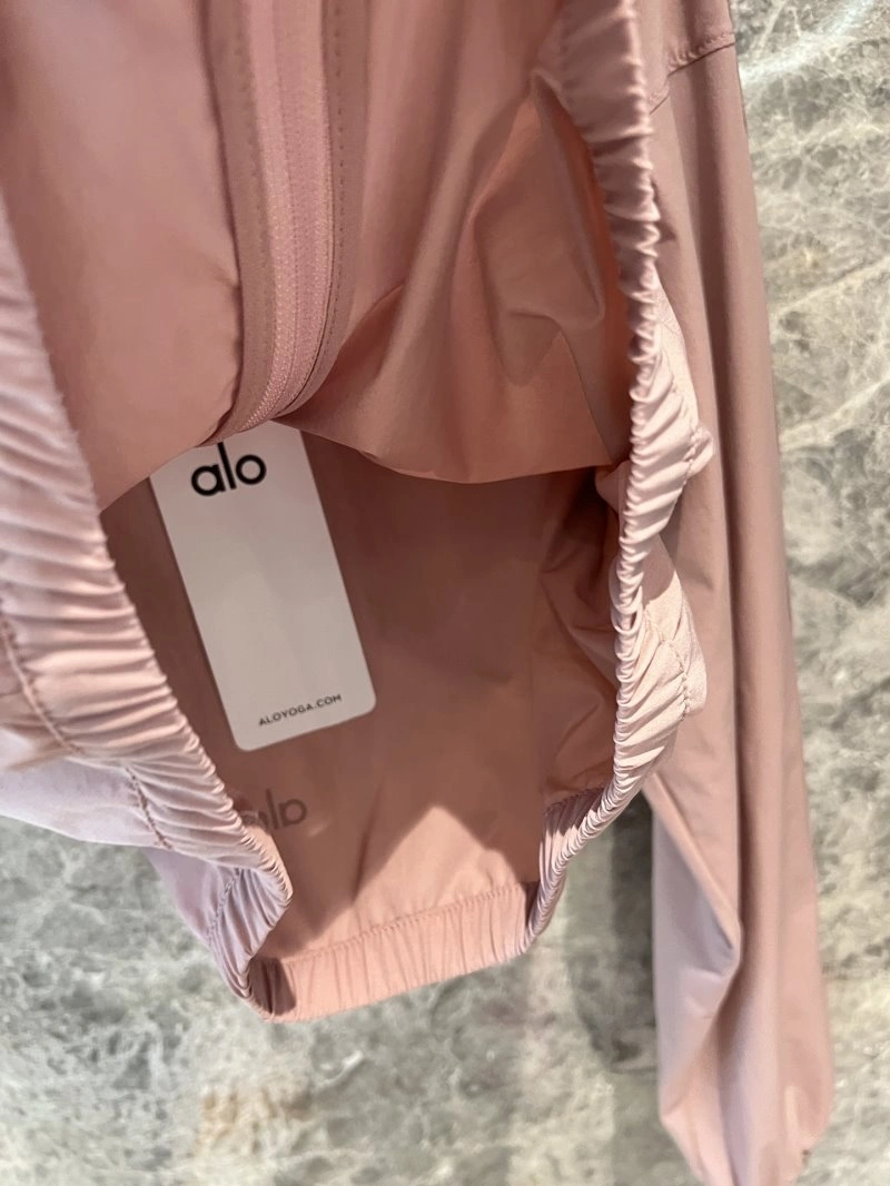 Low-cost Alo Outwear
