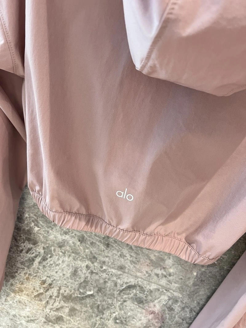 Low-cost Alo Outwear