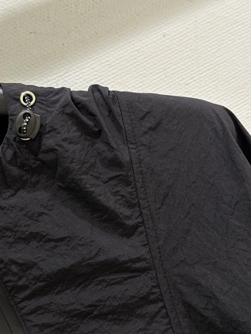 Top mirror Alo Sunscreen Jacket