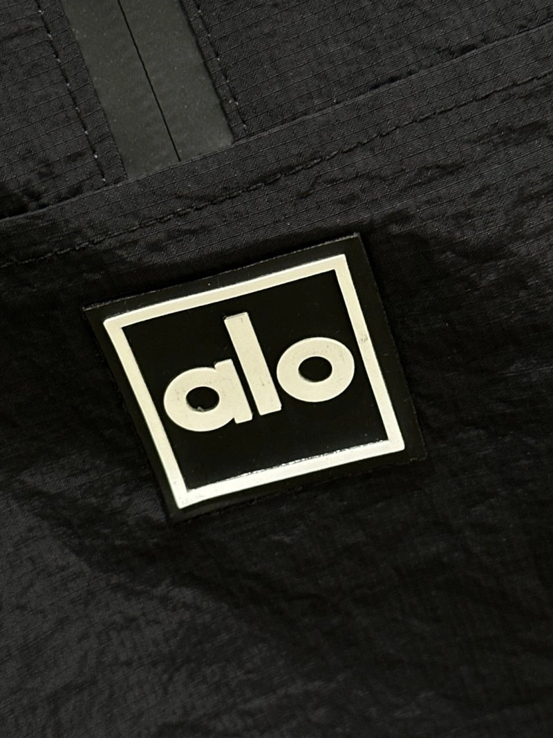 Top mirror Alo Sunscreen Jacket