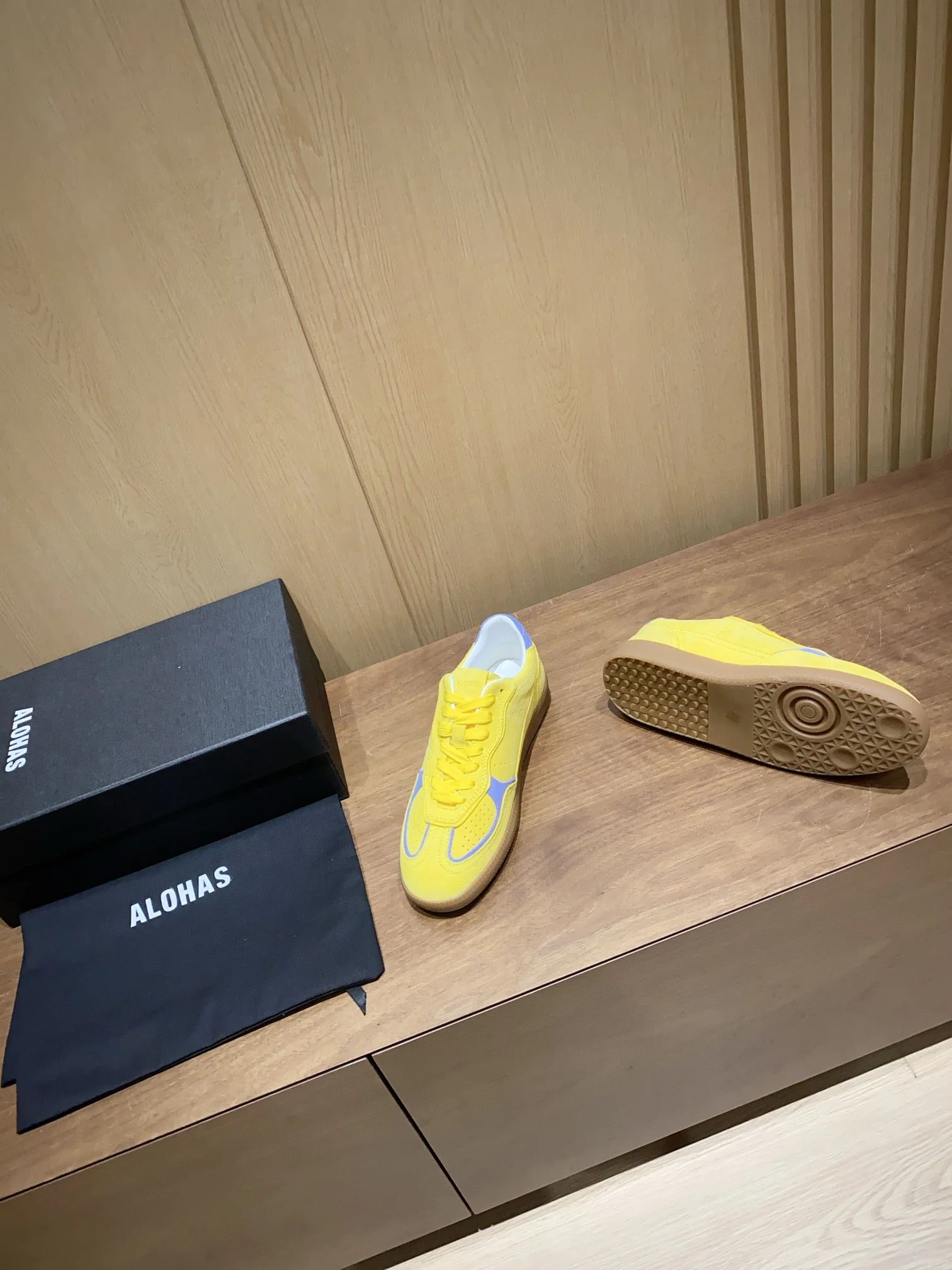 Accurate model Alohas Shoes