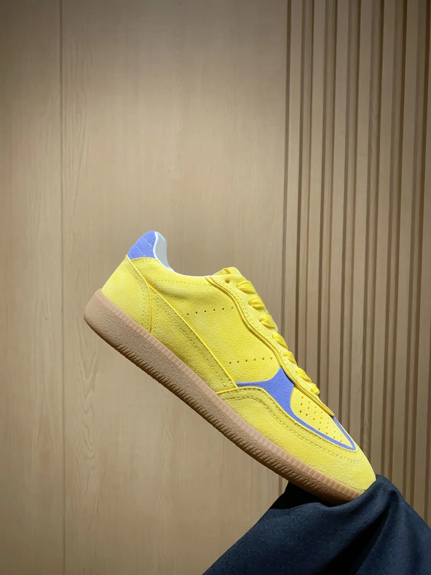 Accurate model Alohas Shoes