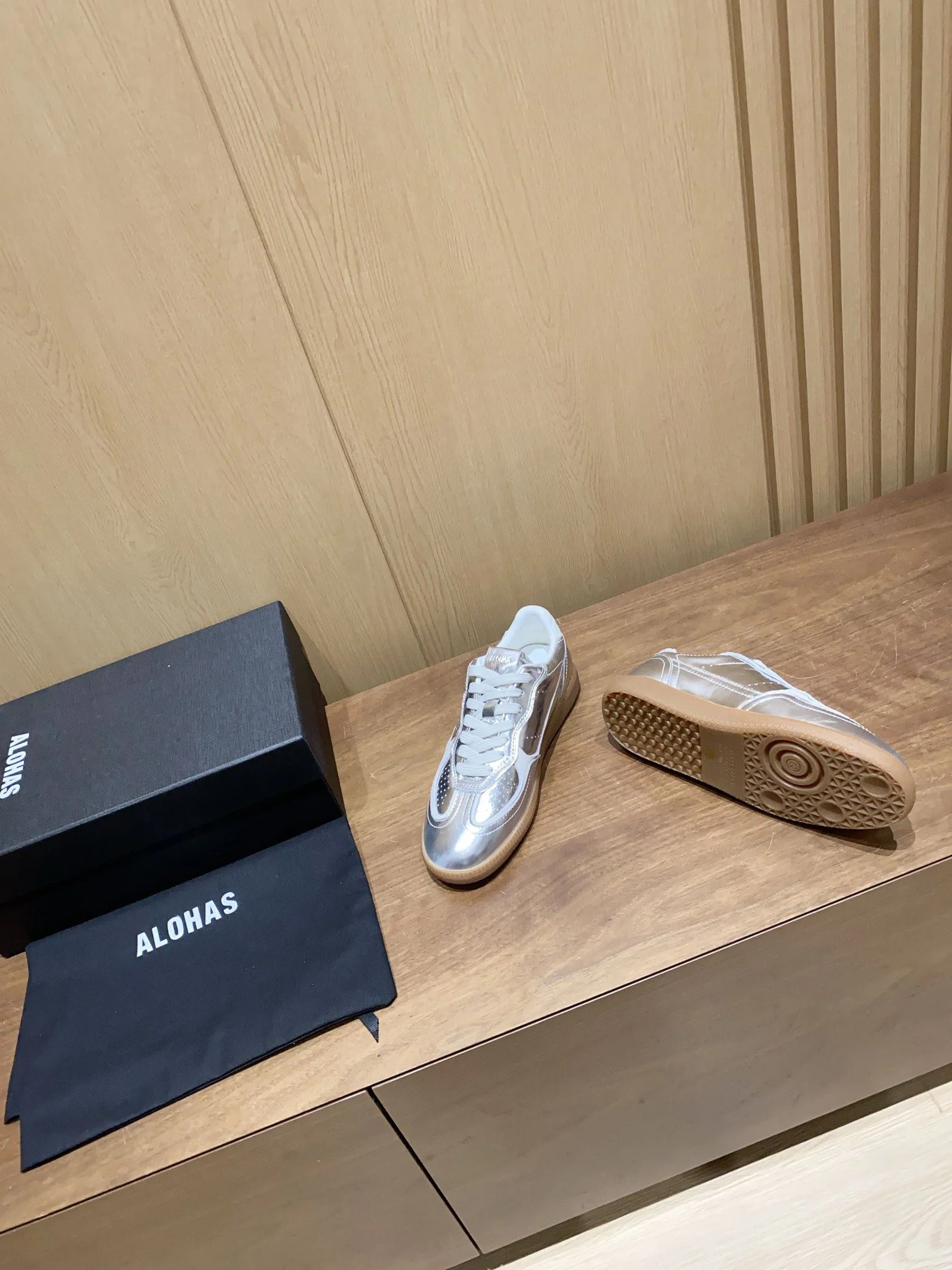 Low-cost Alohas Shoes