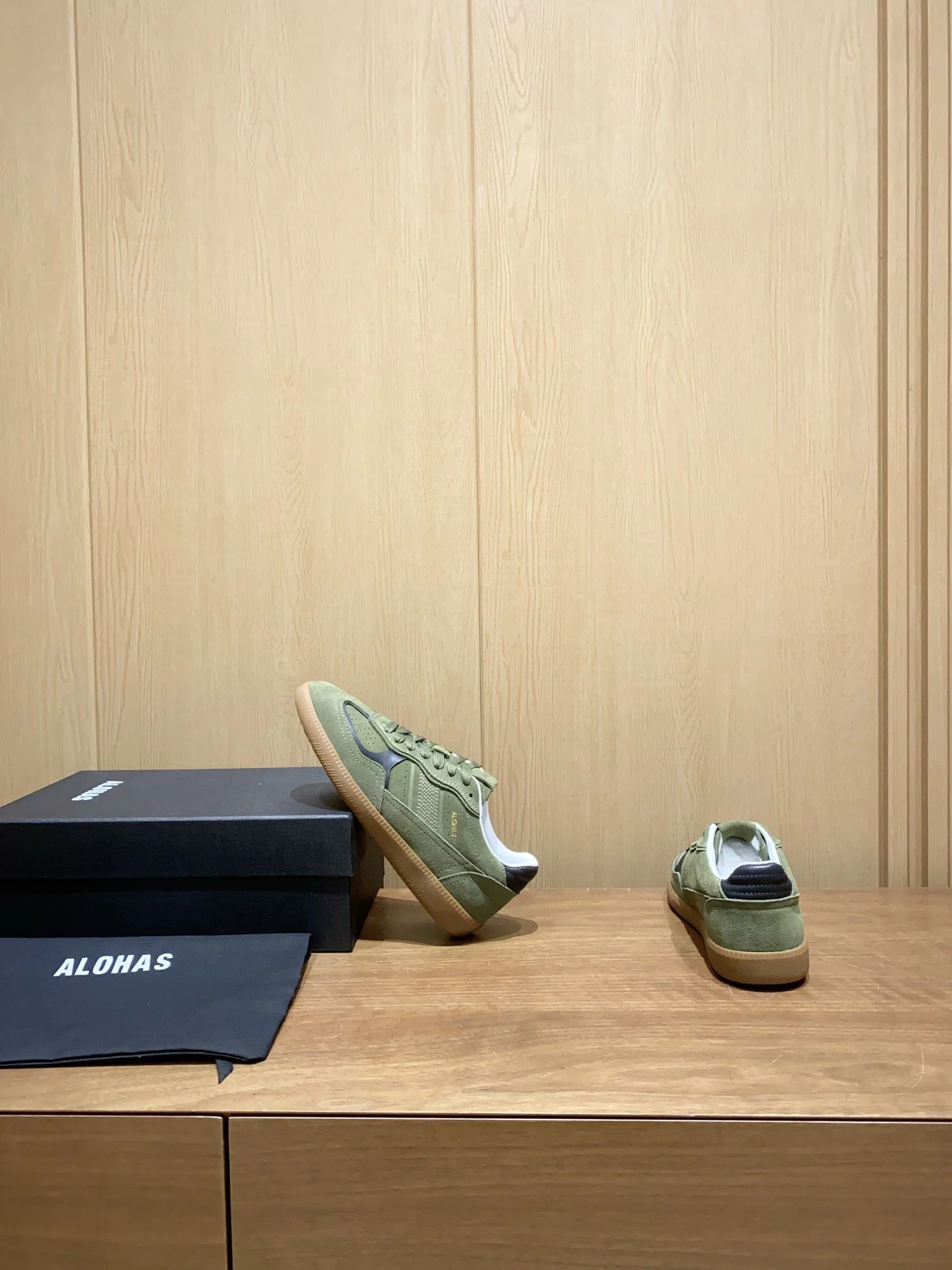 Top mirror Alohas Shoes