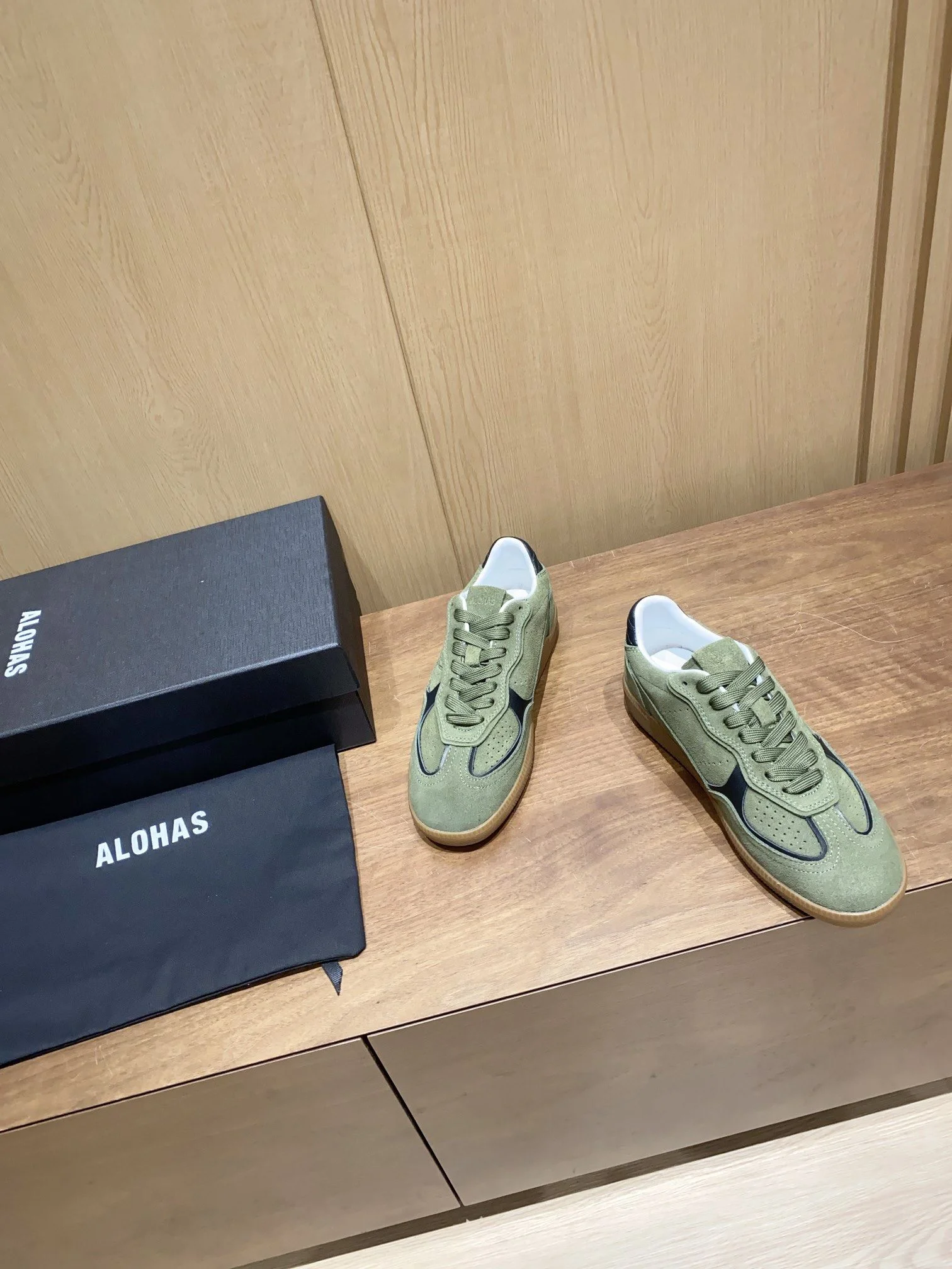 Top mirror Alohas Shoes