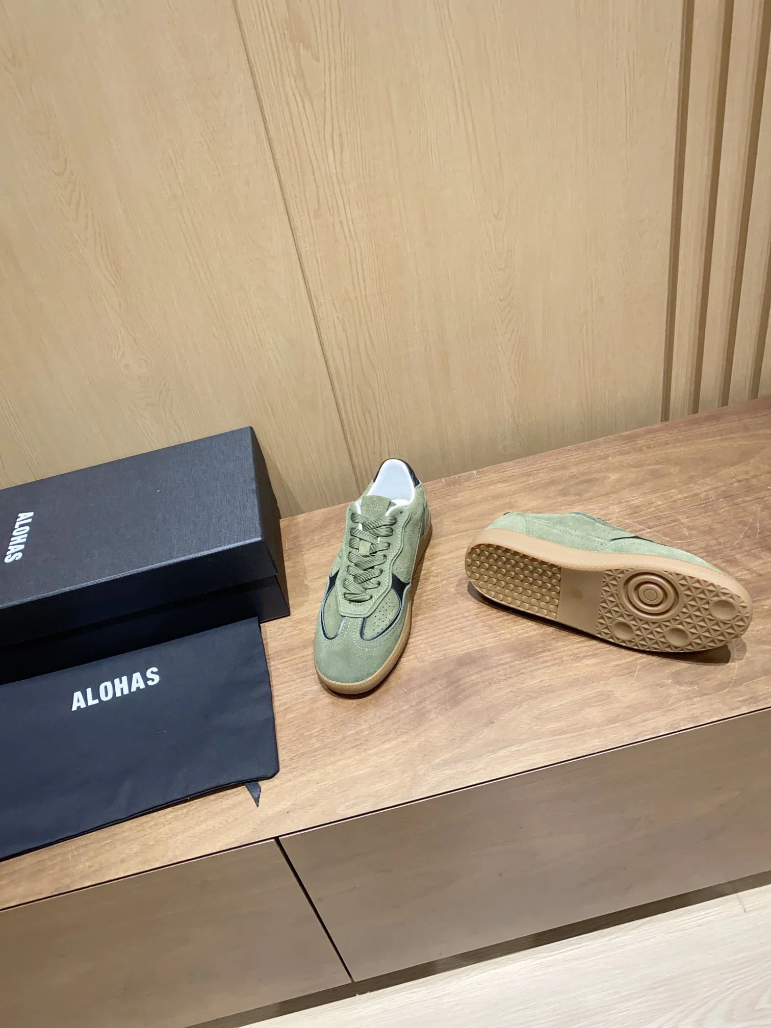 Top mirror Alohas Shoes