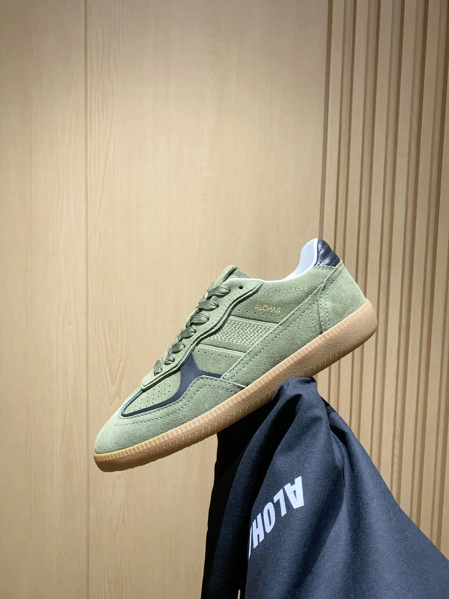 Top mirror Alohas Shoes