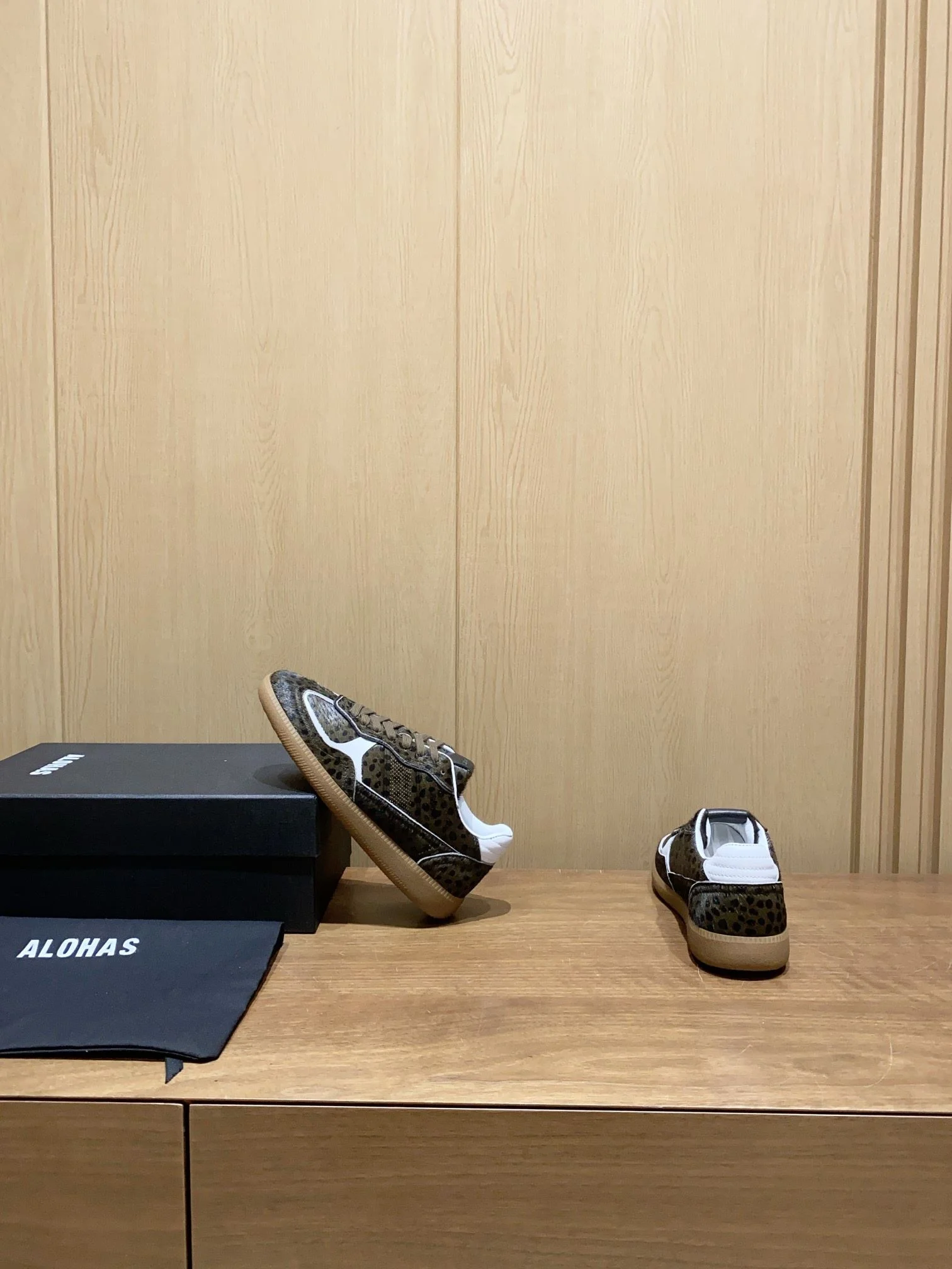 Top match Alohas Shoes