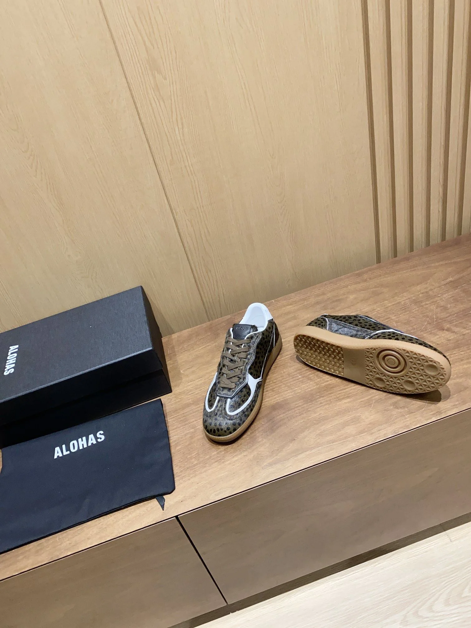 Top match Alohas Shoes