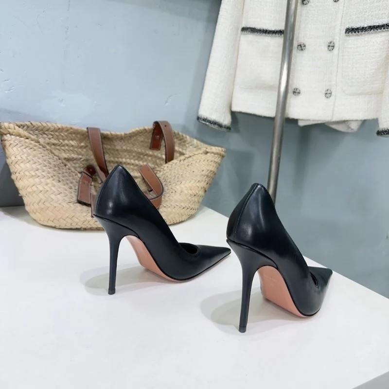 Accurate model Amina Muaddi Shoes