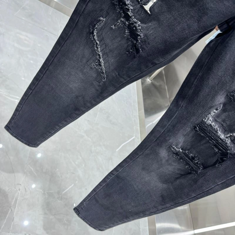 Low-cost Amiri Jeans