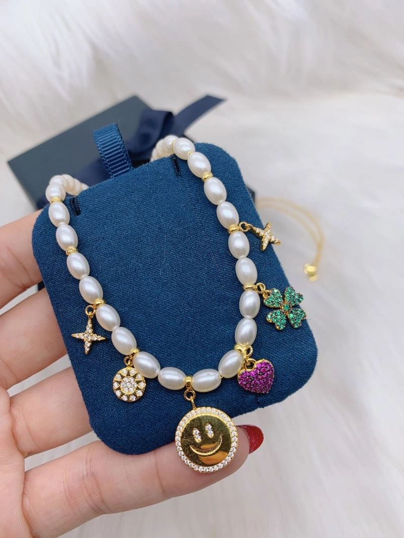 Discounted Apm Necklaces