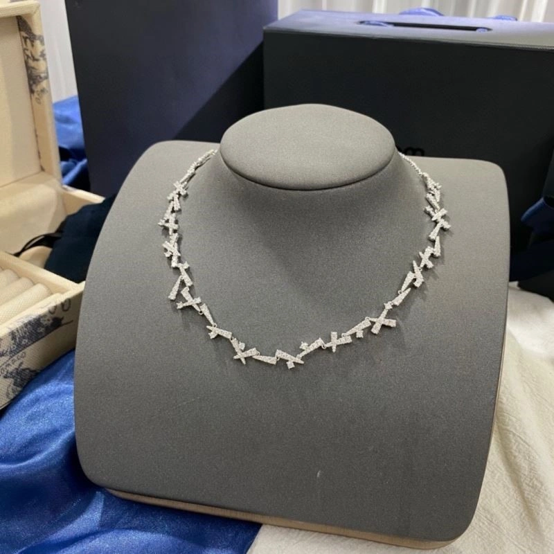 Indistinguishable Apm Necklaces
