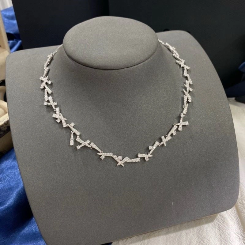 Indistinguishable Apm Necklaces