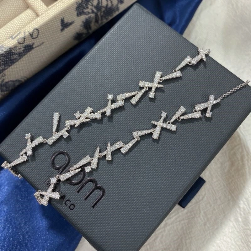 Indistinguishable Apm Necklaces