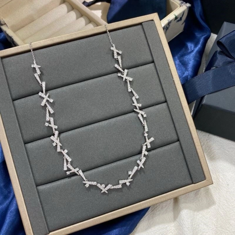 Indistinguishable Apm Necklaces