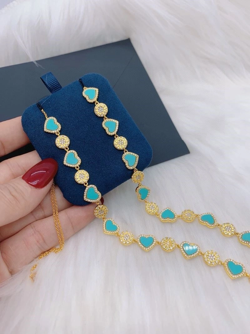 Discounted Apm Necklaces