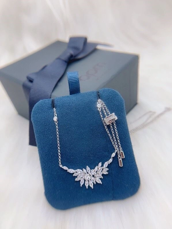 Accurate model Apm Necklaces