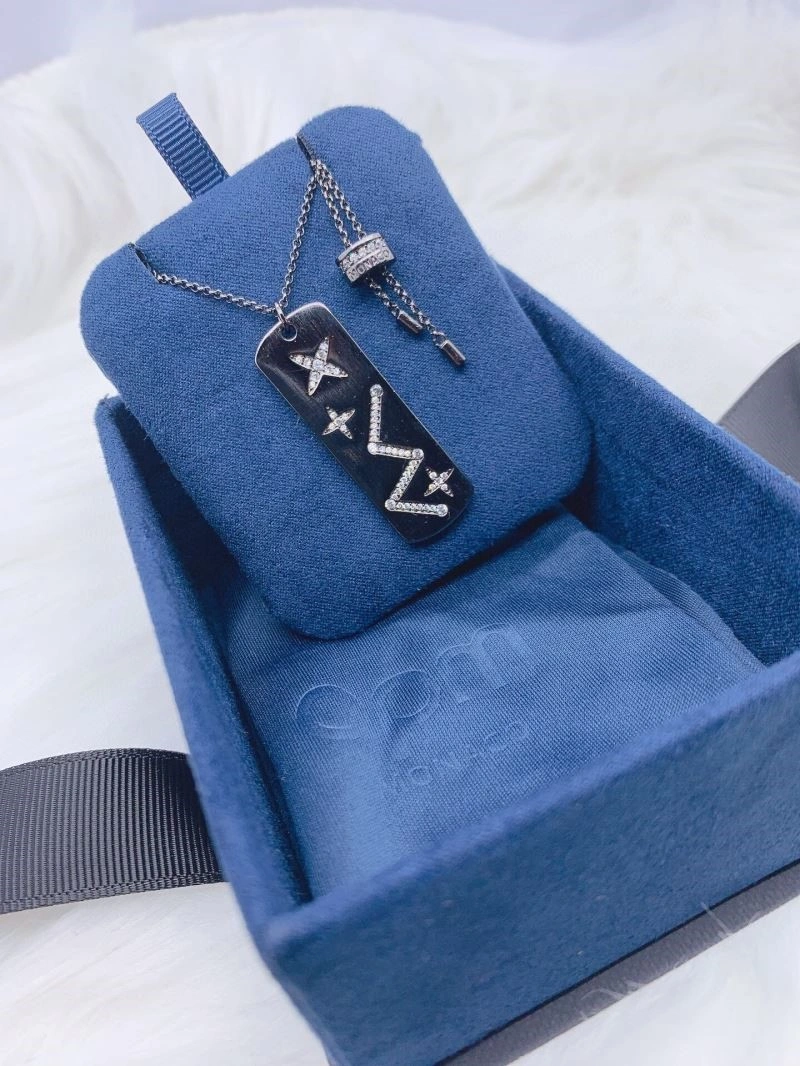 Bargain Apm Necklaces