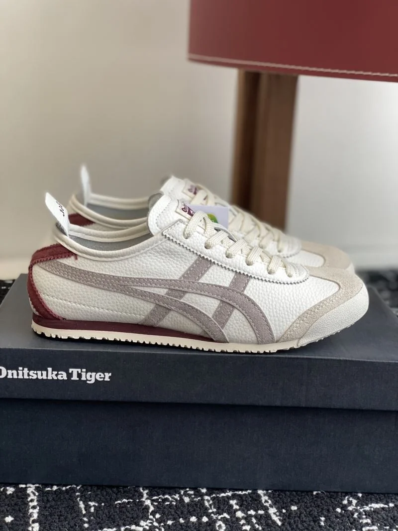 Accurate model Asics Shoes