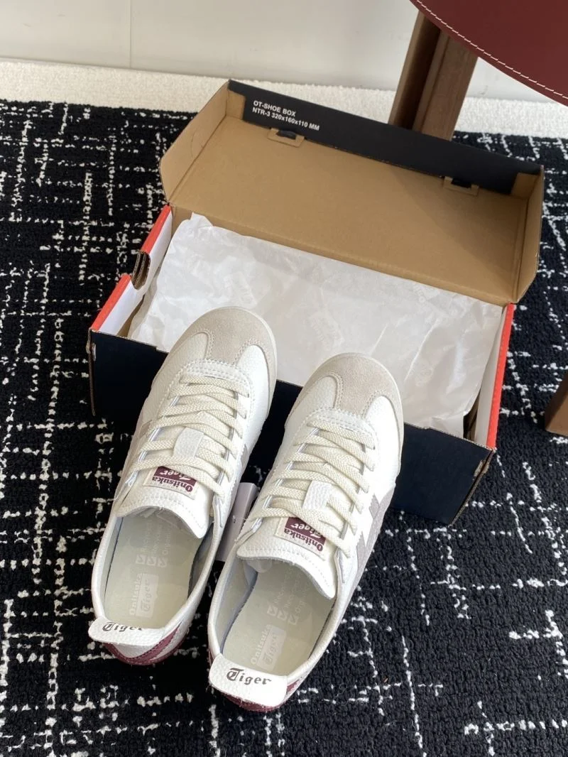 Accurate model Asics Shoes