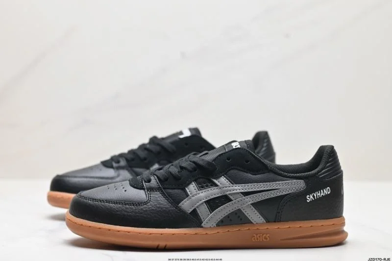 Accurate model Asics Shoes