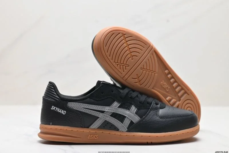 Accurate model Asics Shoes