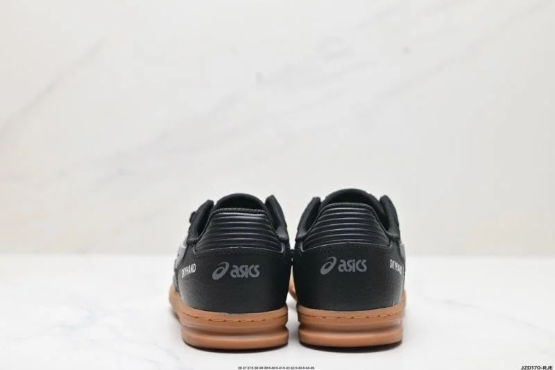 Accurate model Asics Shoes