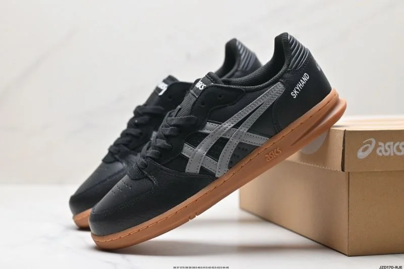 Accurate model Asics Shoes