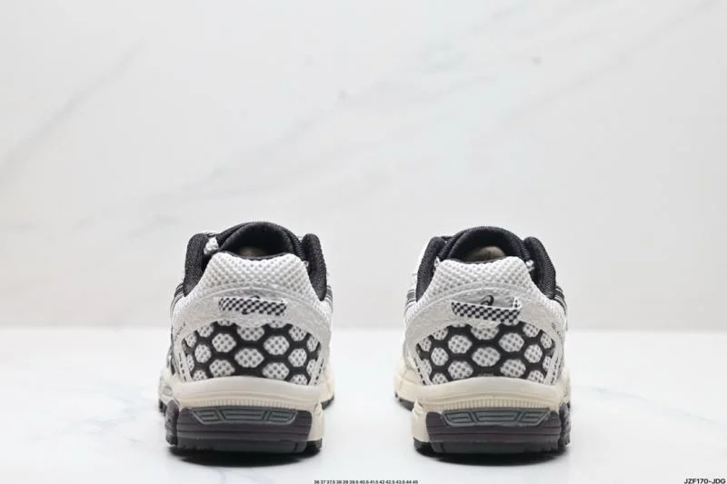 Accurate model Asics Shoes