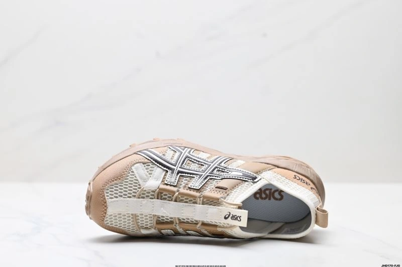 Indistinguishable Asics Shoes