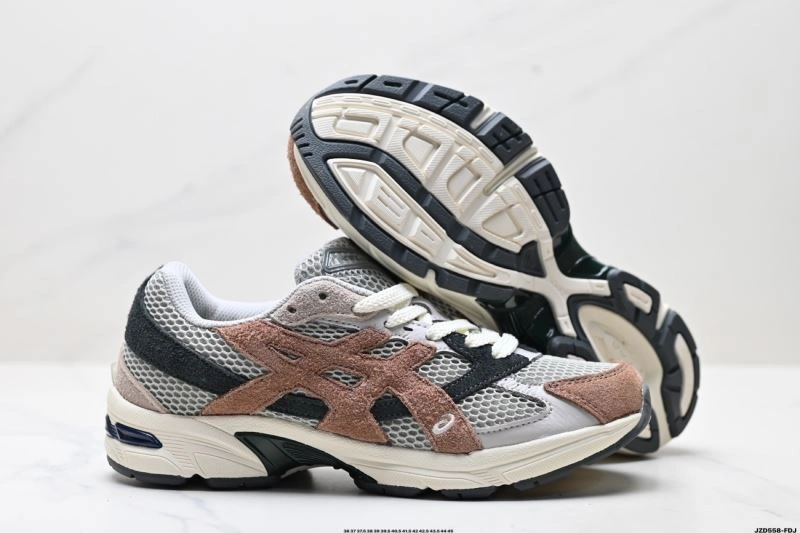 Accurate model Asics Shoes