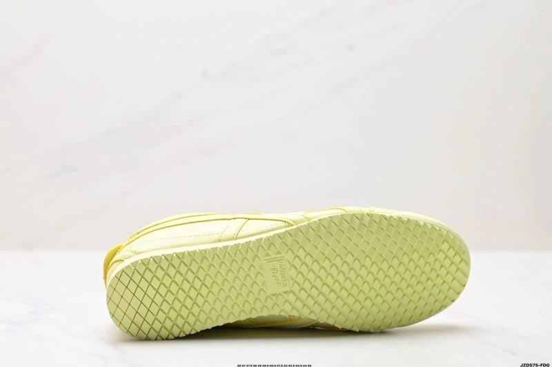 Accurate model Asics Shoes