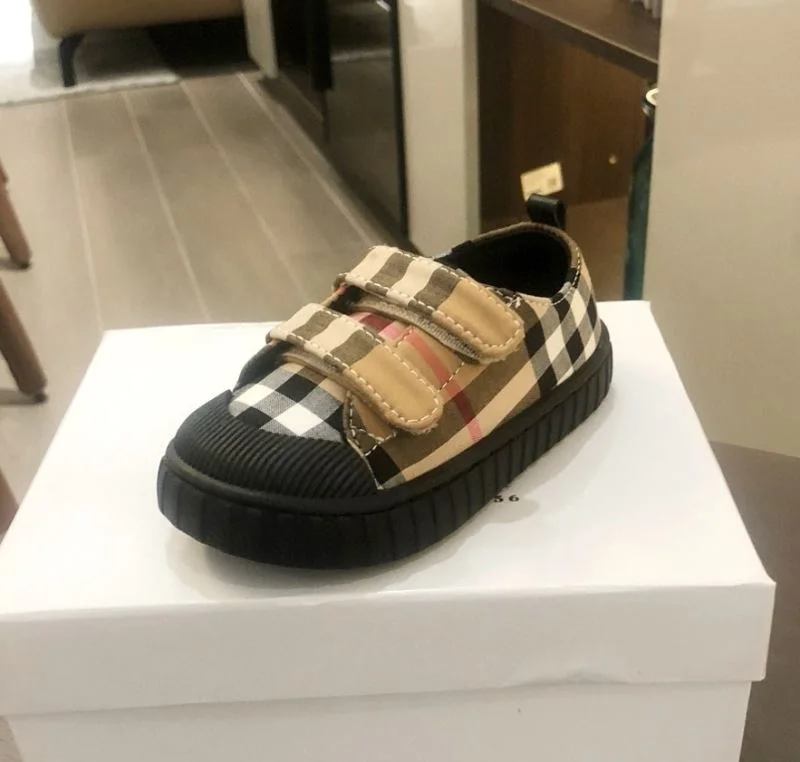 Top match BURBERRY SHOES