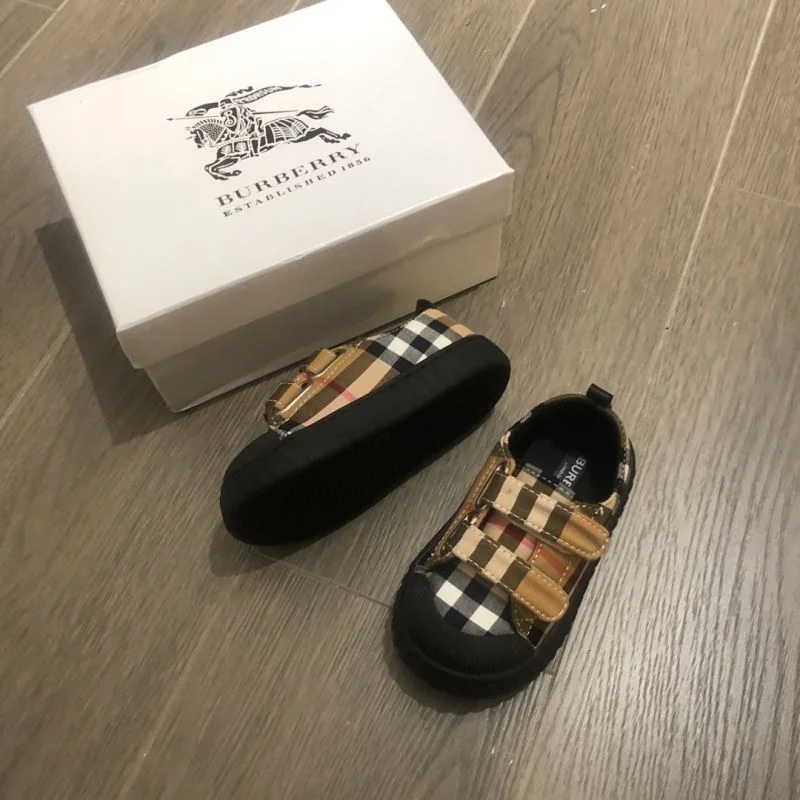 Top match BURBERRY SHOES