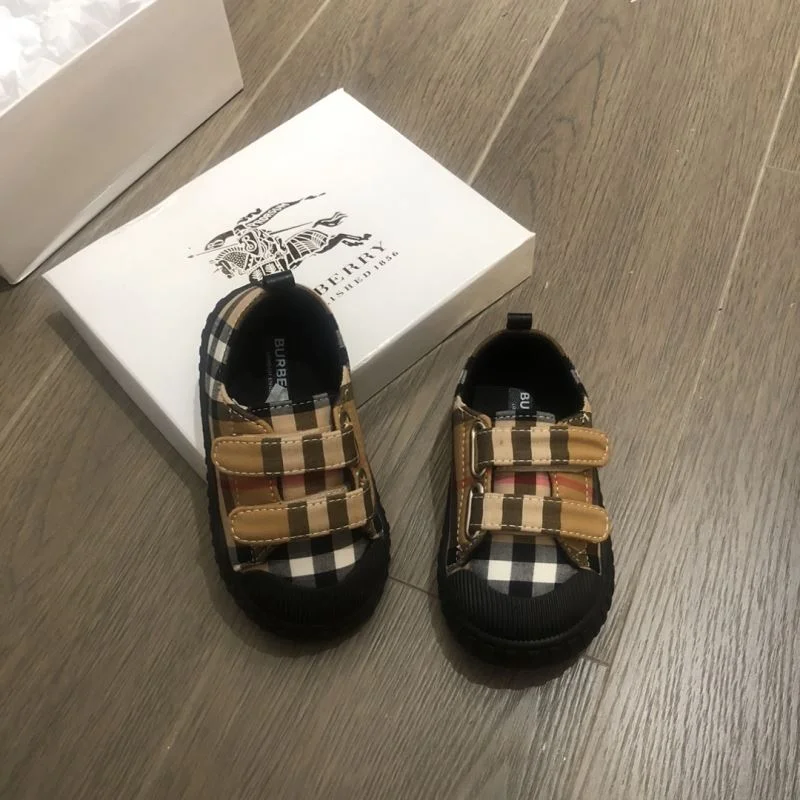 Top match BURBERRY SHOES