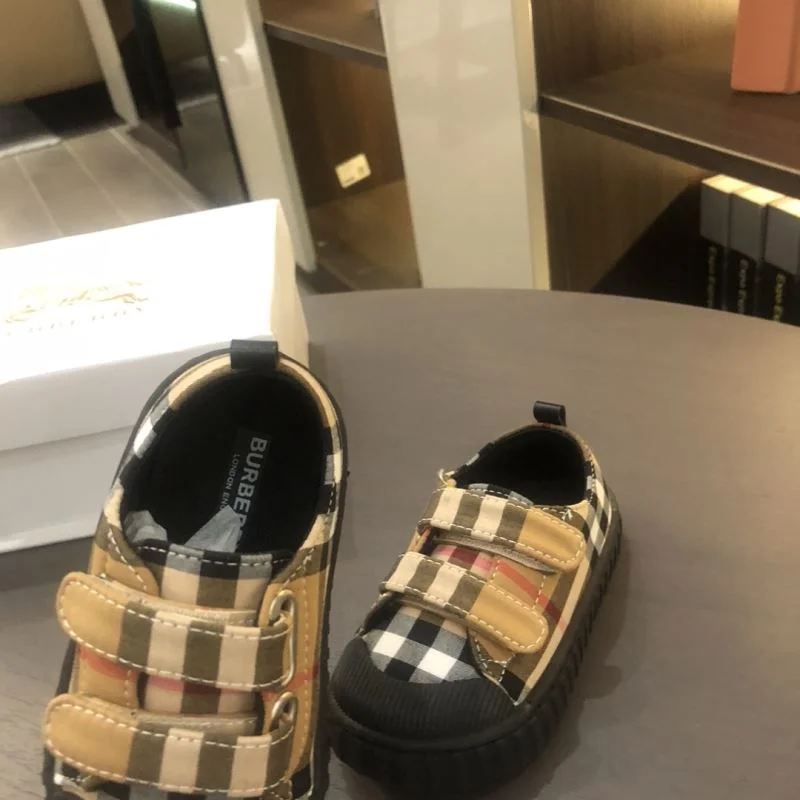Top match BURBERRY SHOES