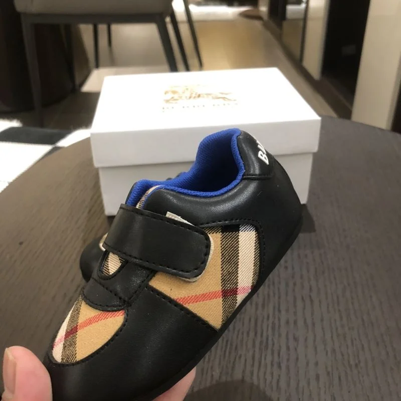 Top match BURBERRY SHOES