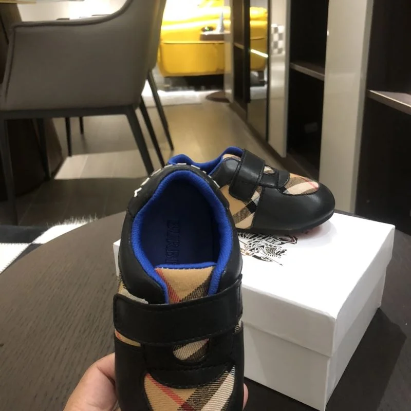 Top match BURBERRY SHOES