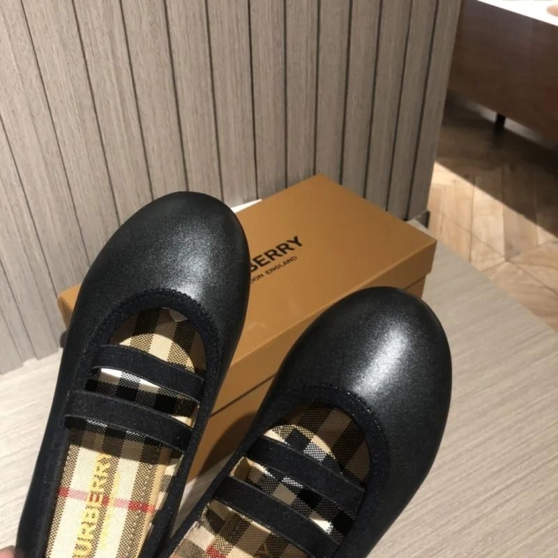 Accurate model BURBERRY SHOES