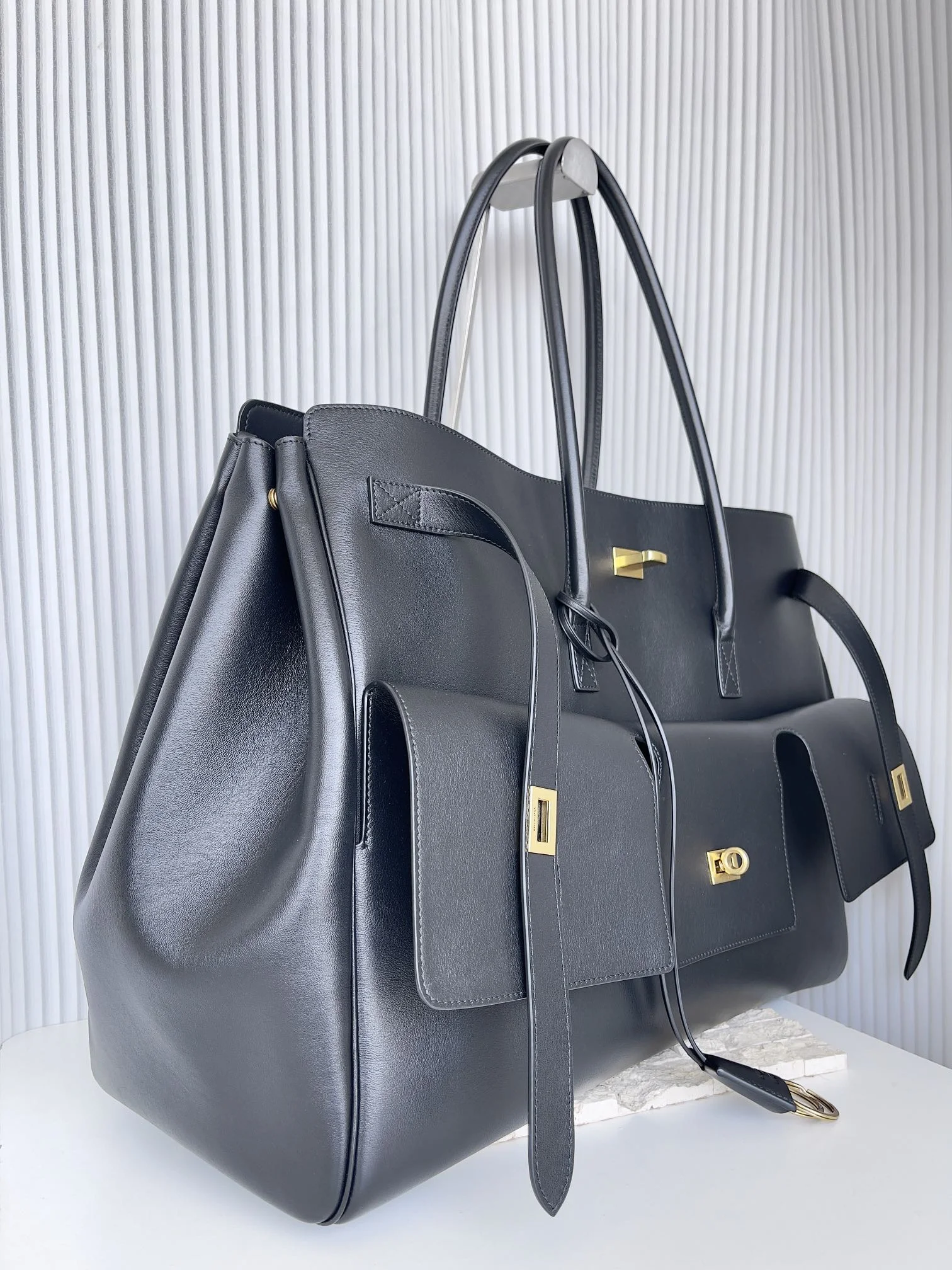 Budget-friendly Balenciaga Air Large Handbag - 51.8x61.9x23.8 cm C3000