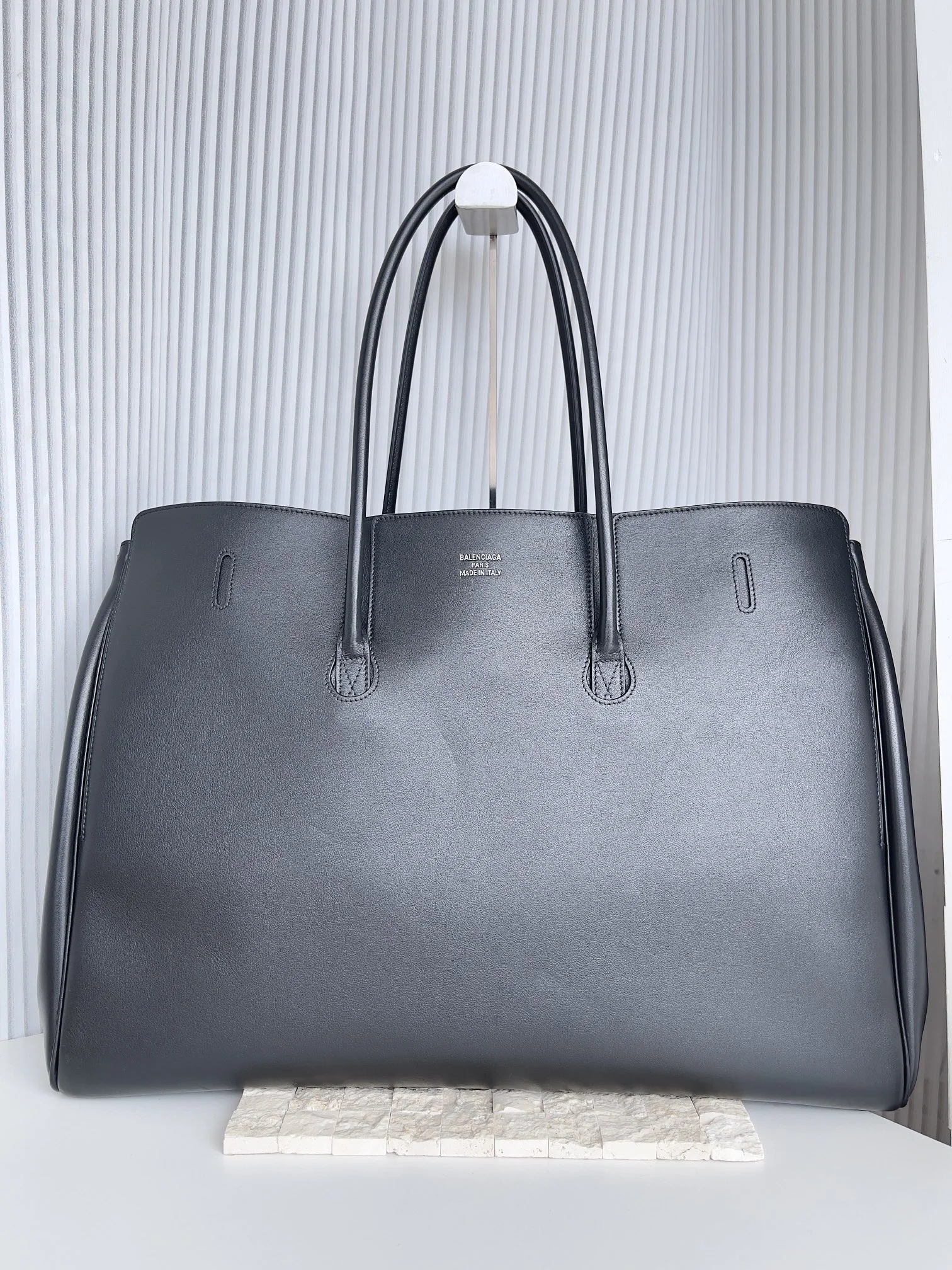Bargain Balenciaga Air Large Tote Bag - 51.8 x 61.9 x 23.8 cm