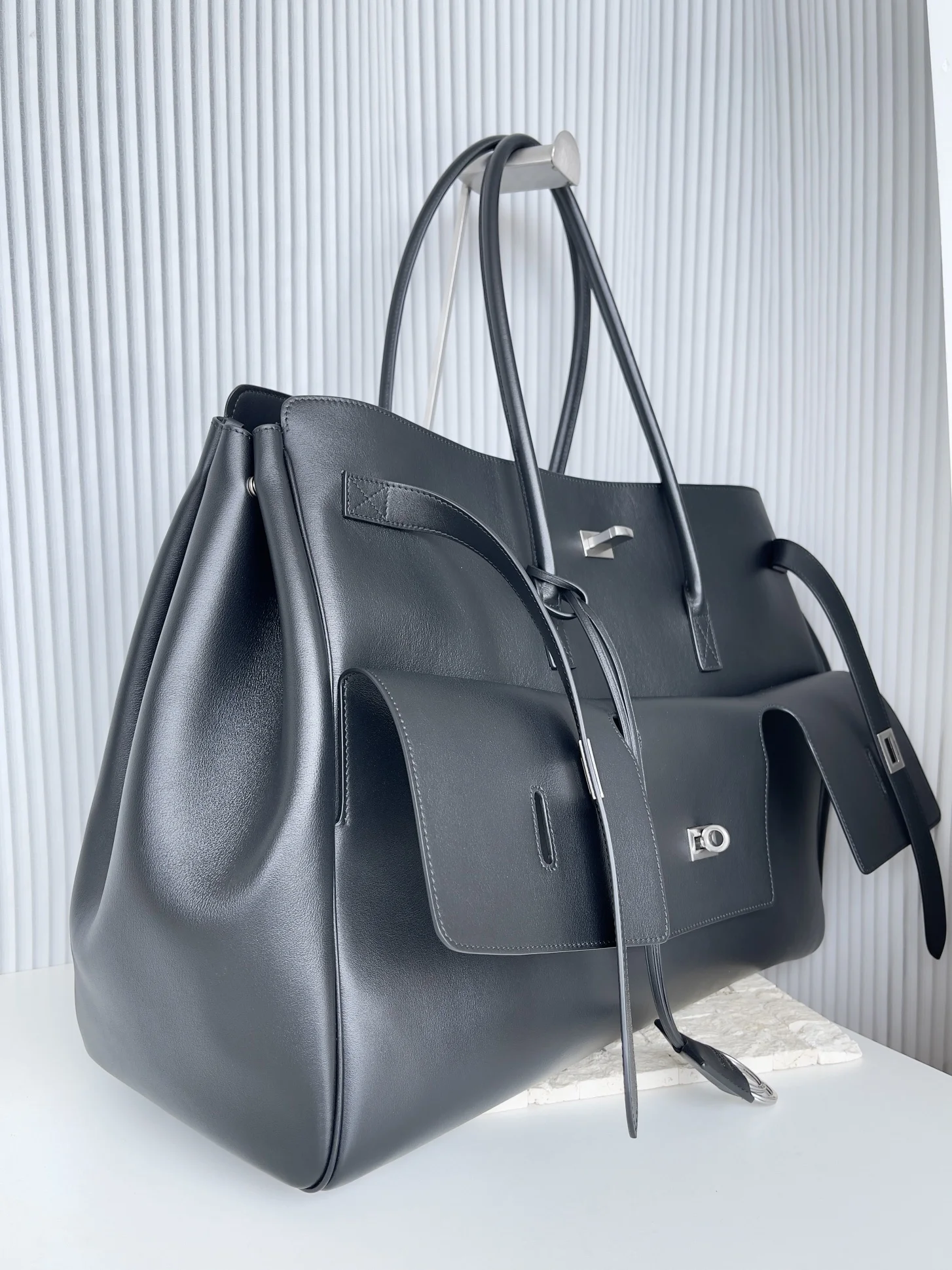 Bargain Balenciaga Air Large Tote Bag - 51.8 x 61.9 x 23.8 cm