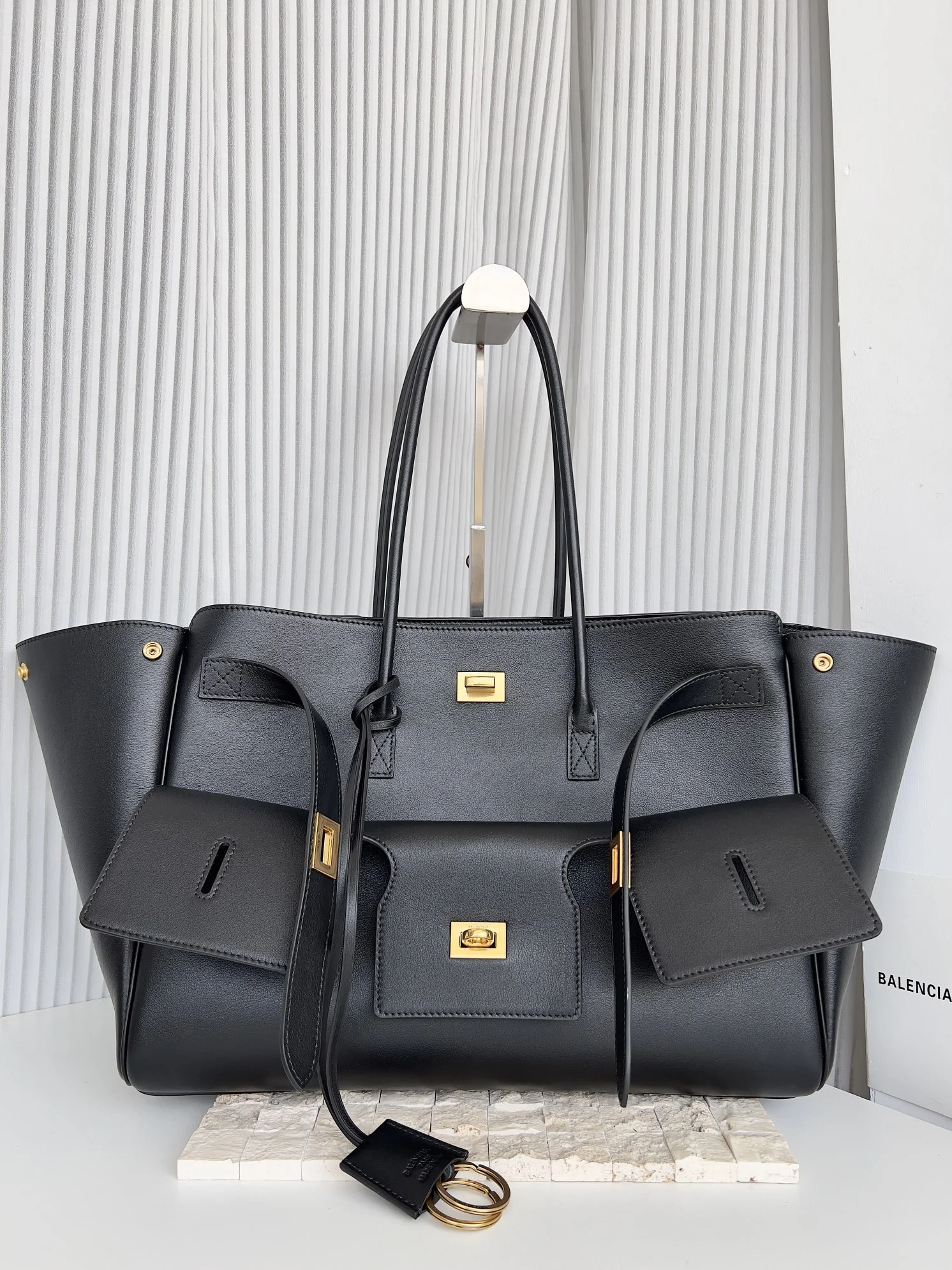 Balenciaga Air Messenger Bag - Compact Urban Style 35.9x28.9x16 cm