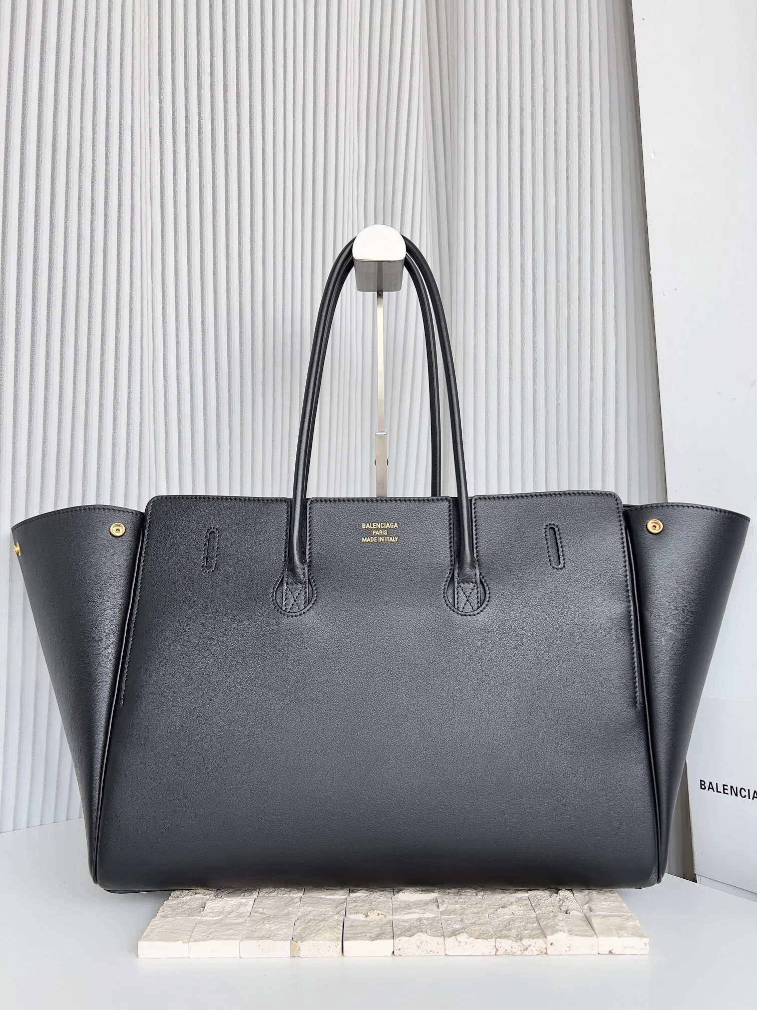 Top match Balenciaga Air Messenger Bag - Compact Urban Style 35.9x28.9x16 cm
