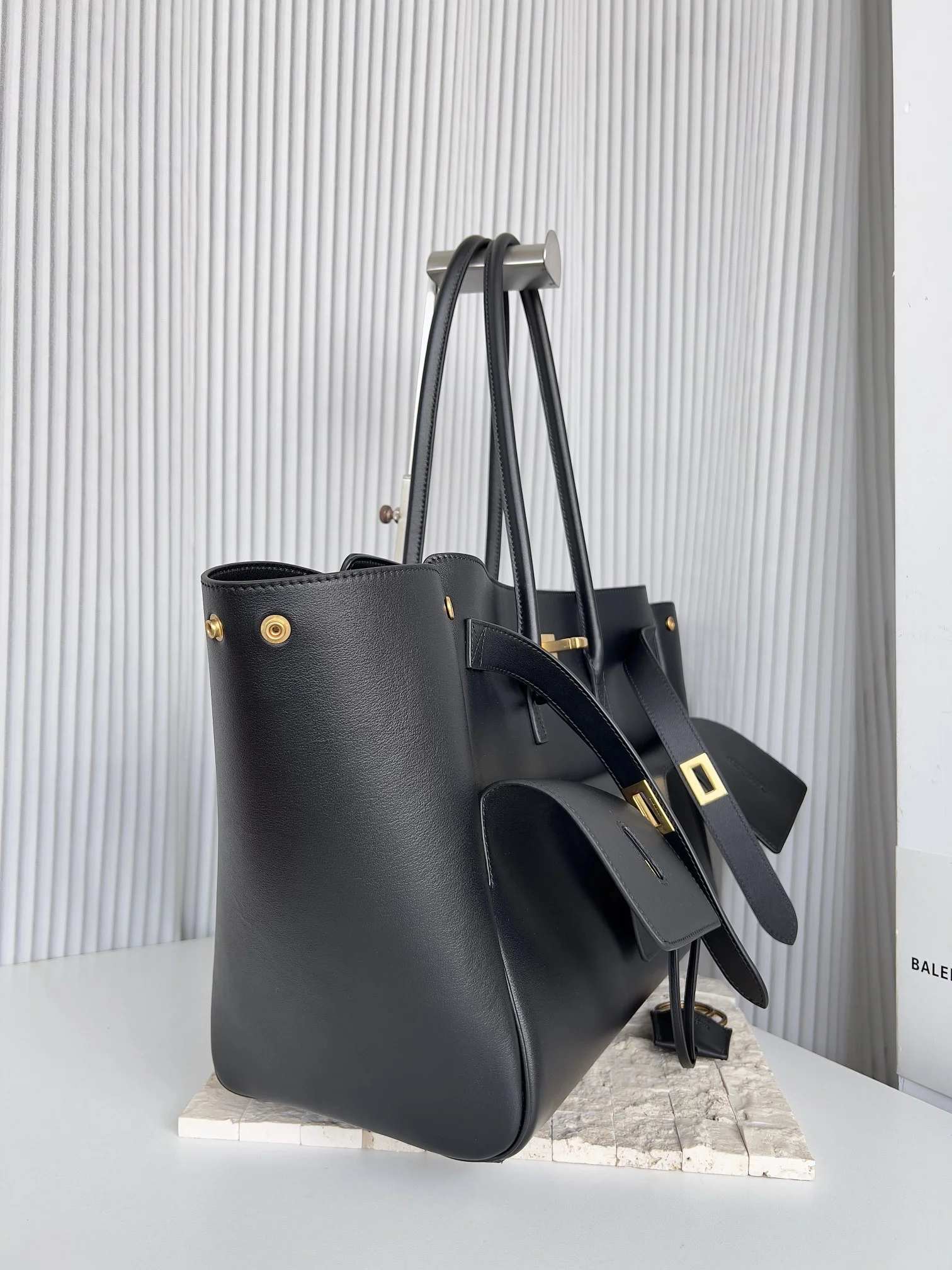 Top match Balenciaga Air Messenger Bag - Compact Urban Style 35.9x28.9x16 cm